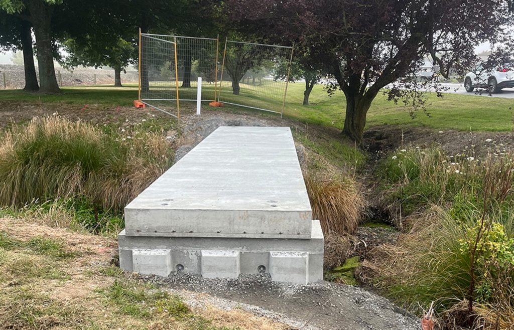 ‘Temu’ bridge installed ‘ahead of time’ | ashburtoncourier.co.nz