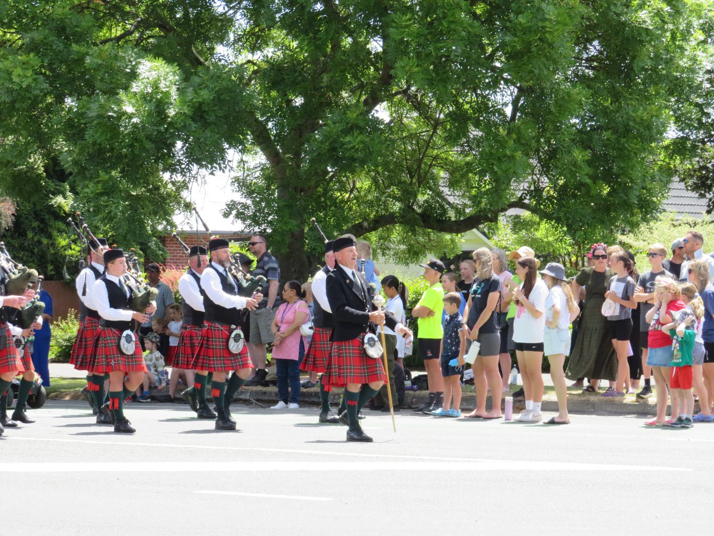 Parade sparks community cheer | ashburtoncourier.co.nz